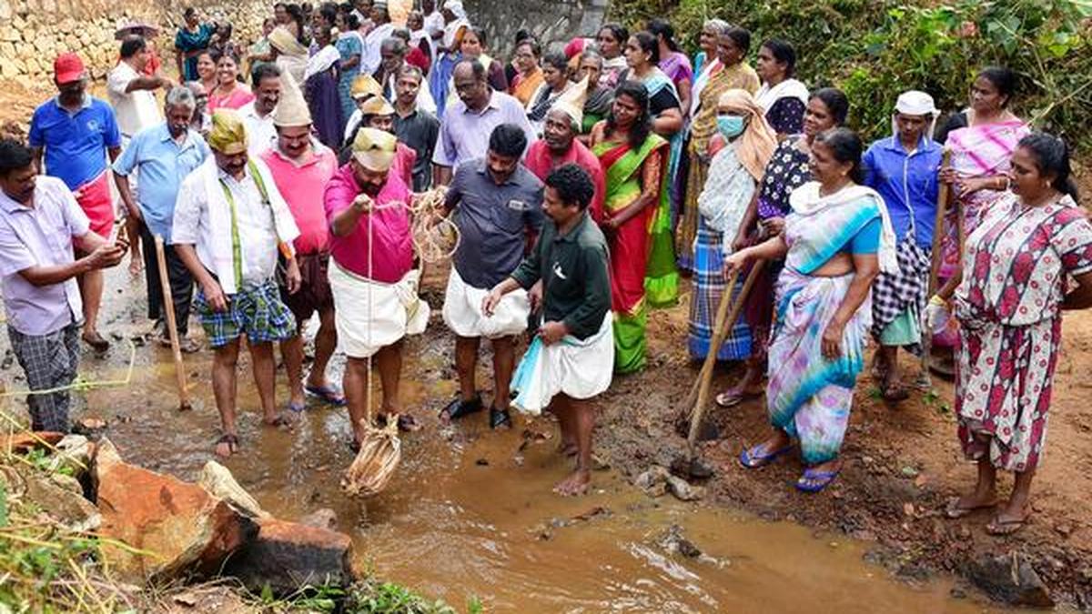 Thousands take part in clean Killi mission - The Hindu