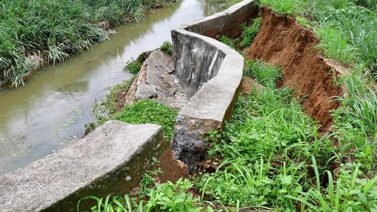 Wall collapse triggers flood fears - The Hindu