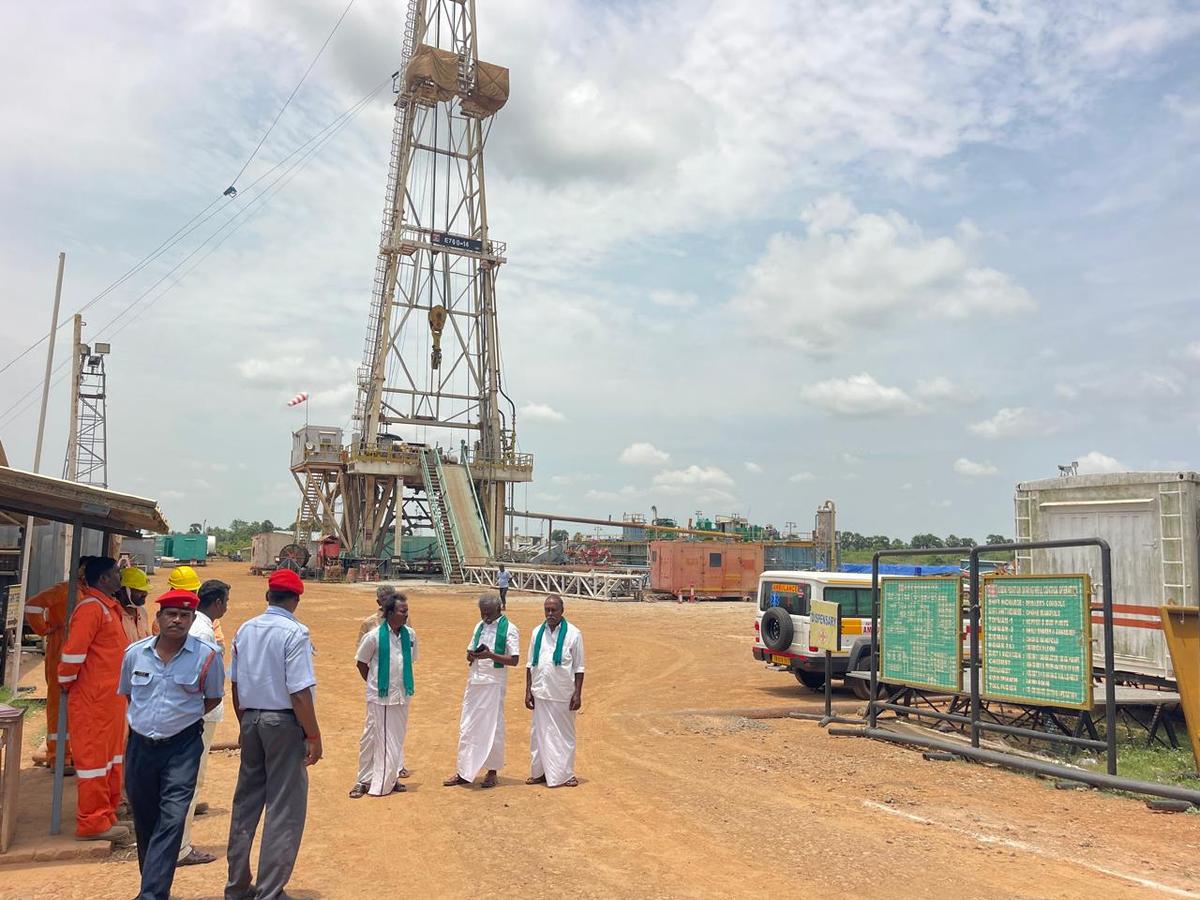 Farmers’ union seeks job security for ONGC employees at Periyakudi - The Hindu