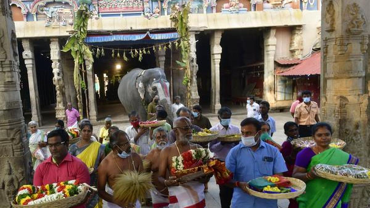 Holy gifts sent from Srirangam temple to Samayapuram shrine - The Hindu