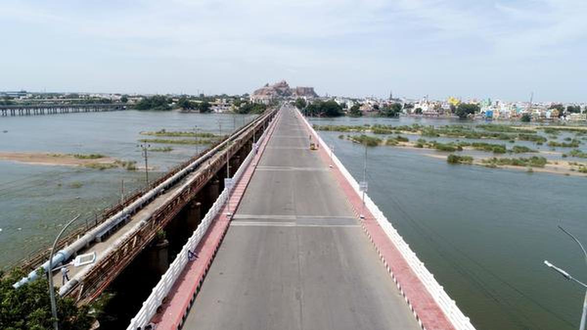 Cauvery bridge continues to pose risk for two-wheelers - The Hindu