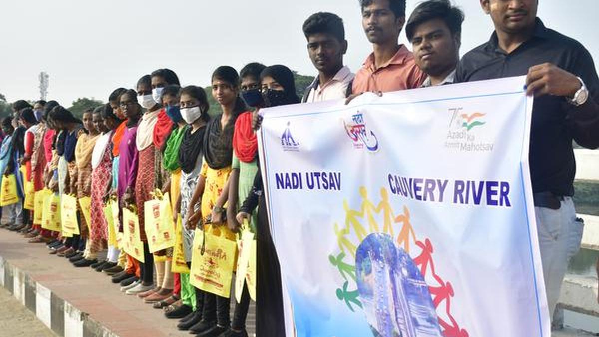 Human chain promotes manjappai to save Cauvery - The Hindu