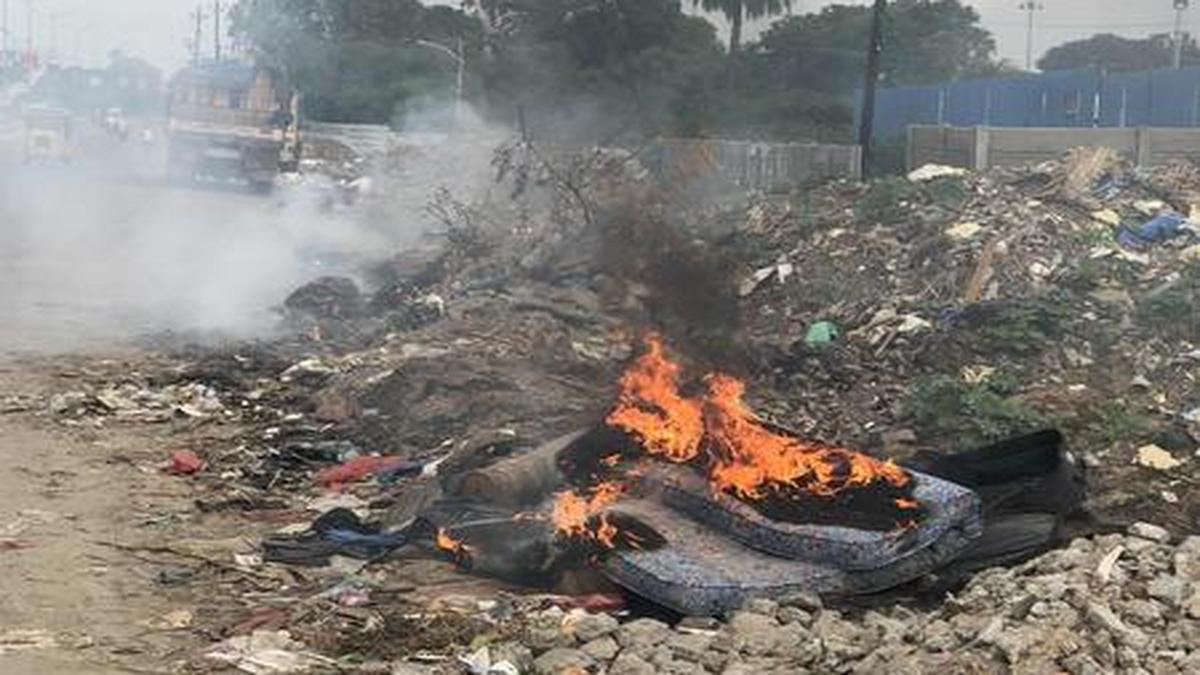 Burning of waste again raises a stink on Oyamari Road - The Hindu