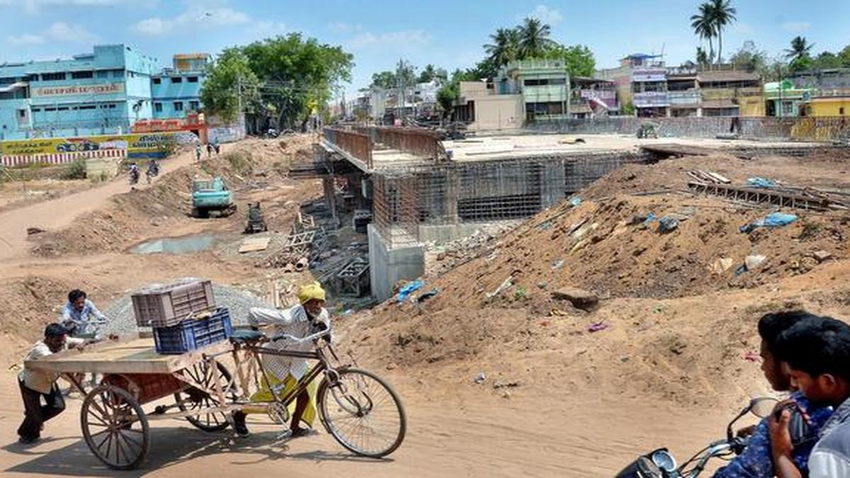 Work on Cauvery bridge in full swing at Kumbakonam - The Hindu