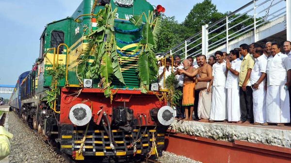 Rousing reception to Shraddha Sethu express - The Hindu