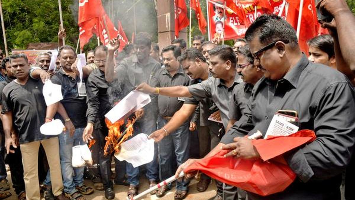 Southern Railway Mazdoor Union stages protest in Tiruchi - The Hindu