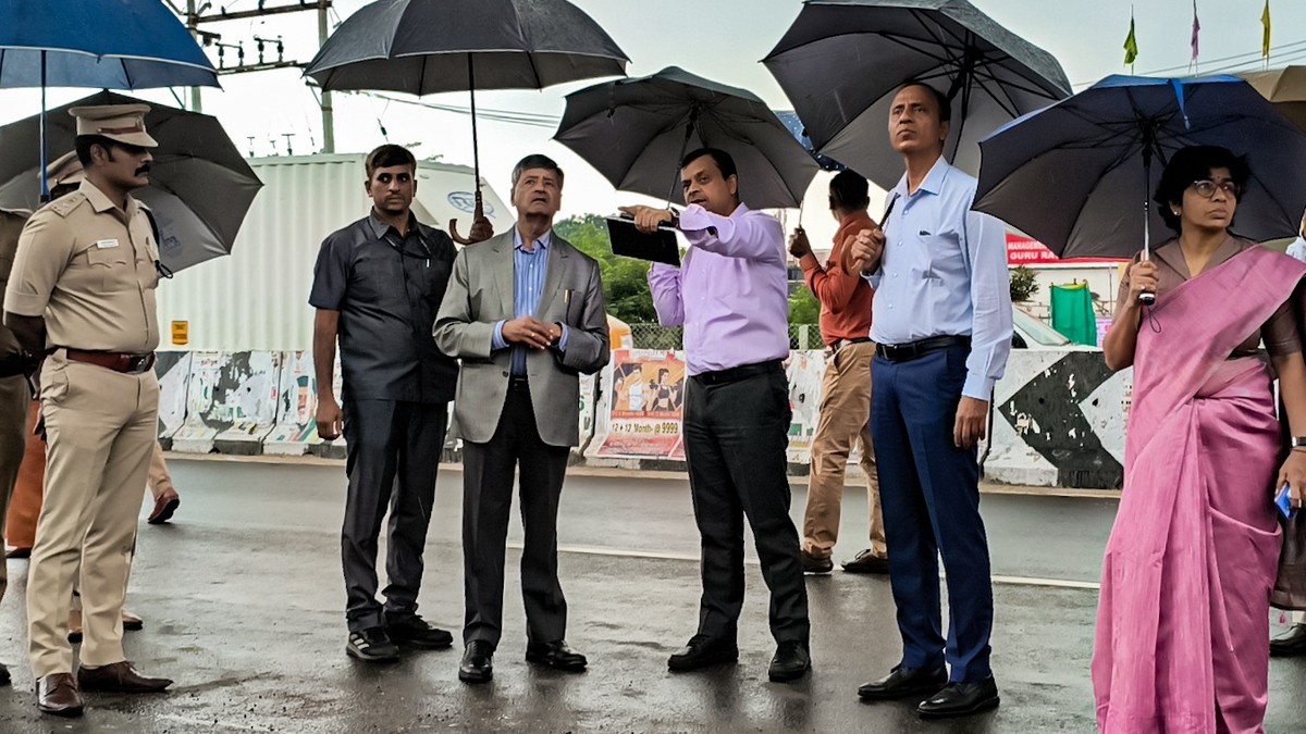 Justice Ajay Rastogi panel visits ground zero at Velusamypuram in Karur - The Hindu