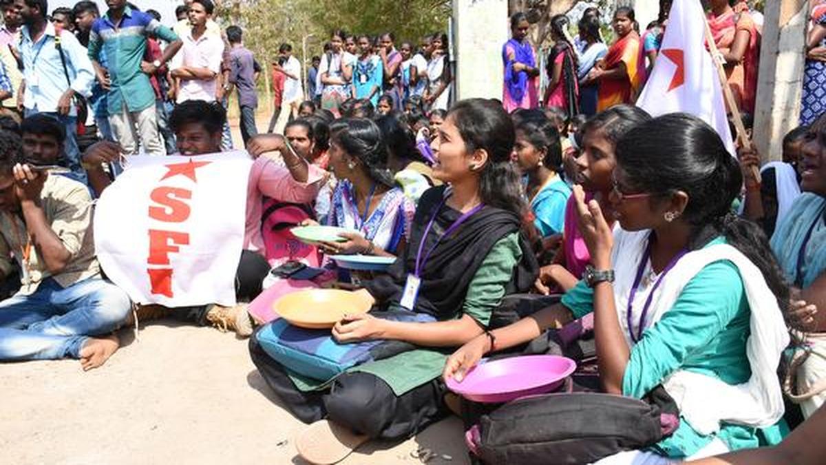 SFI protests delay in disbursement of scholarship - The Hindu