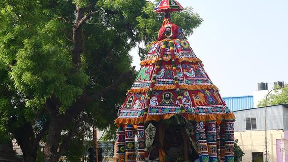 Devotees draw temple car - The Hindu