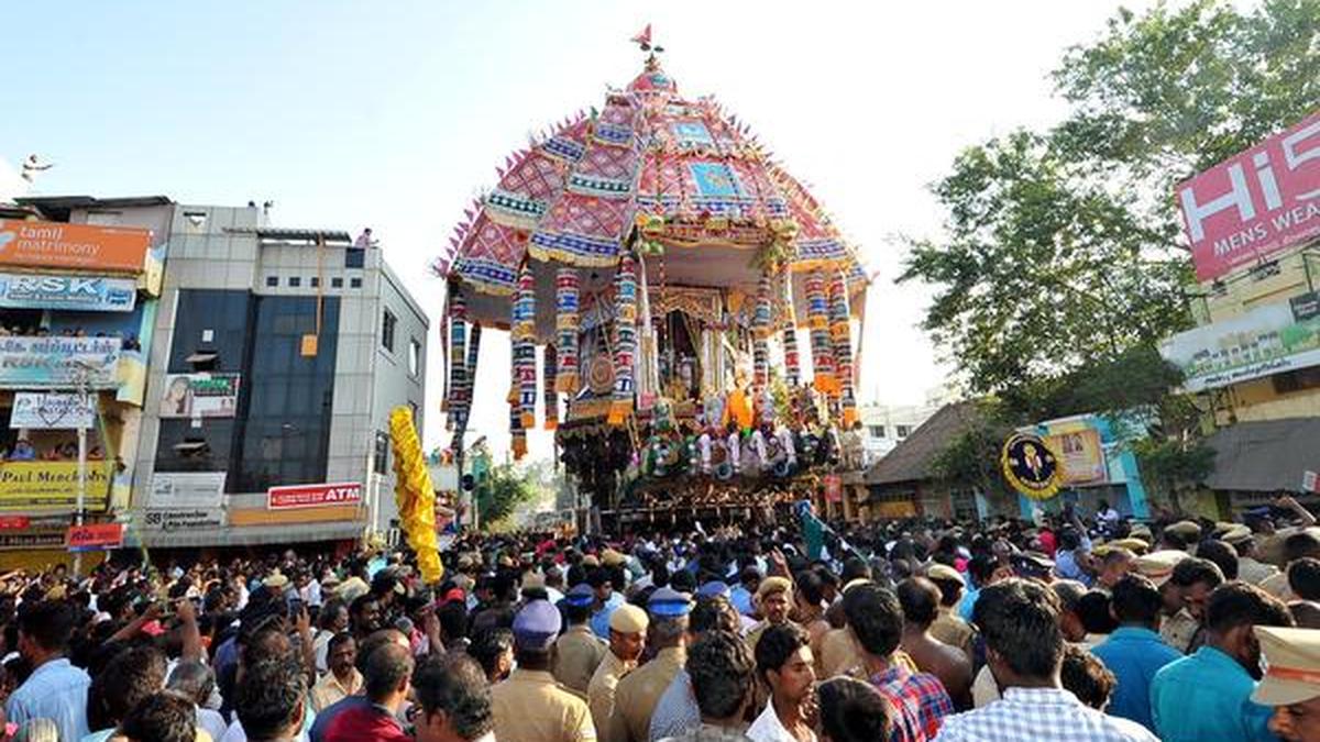 Devotees pull Azhi ther - The Hindu