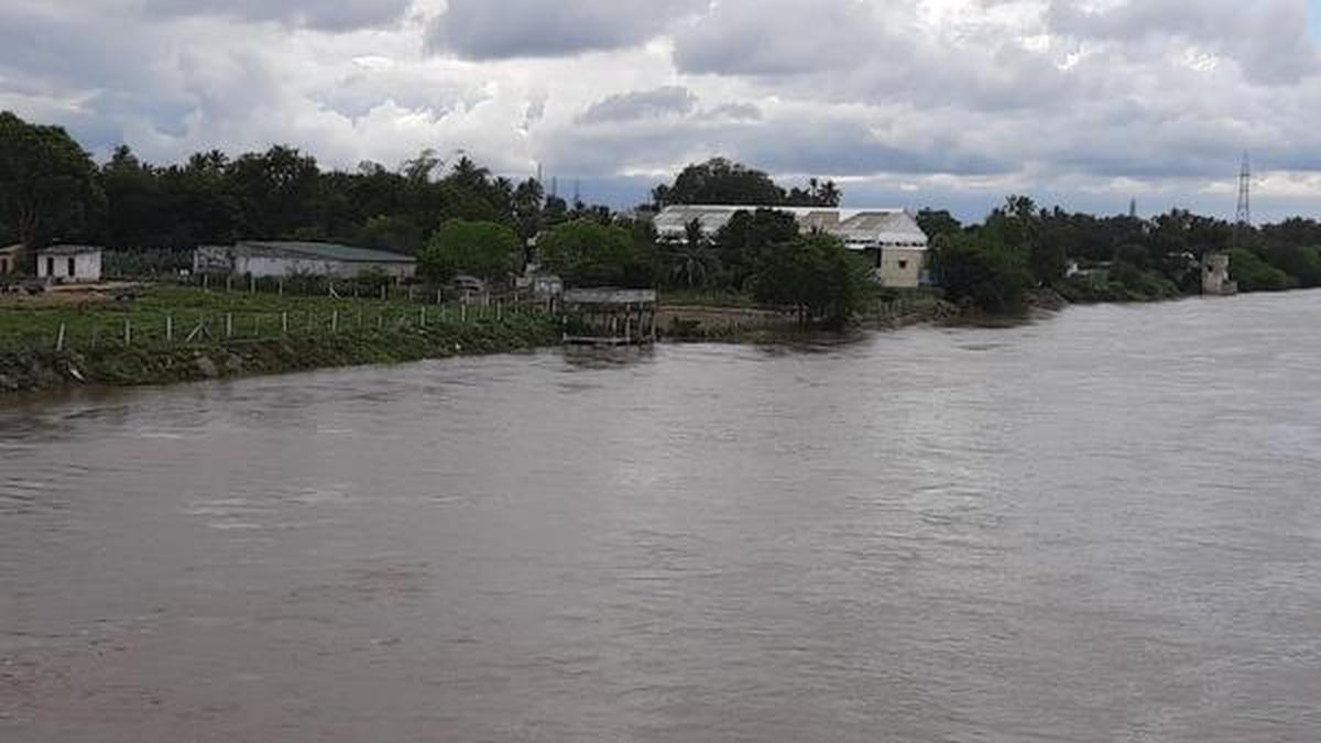 Surplus dam water reaches Karur - The Hindu