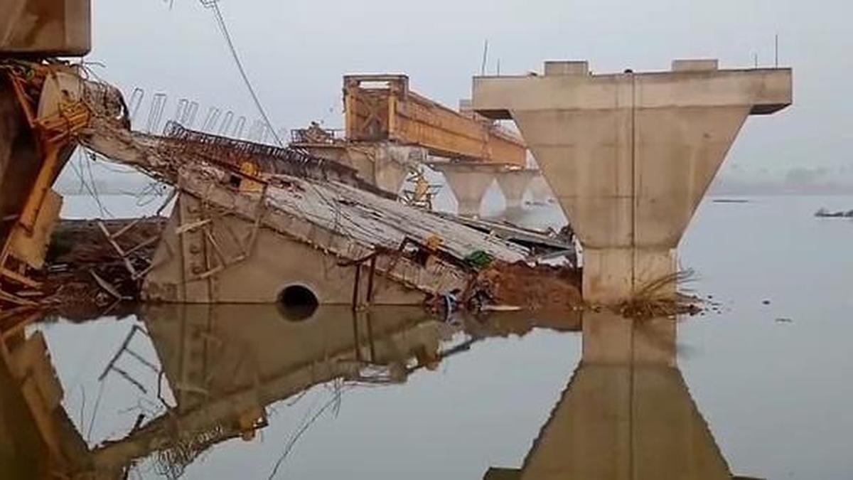 Concrete block of under construction bridge falls into Kollidam river ...