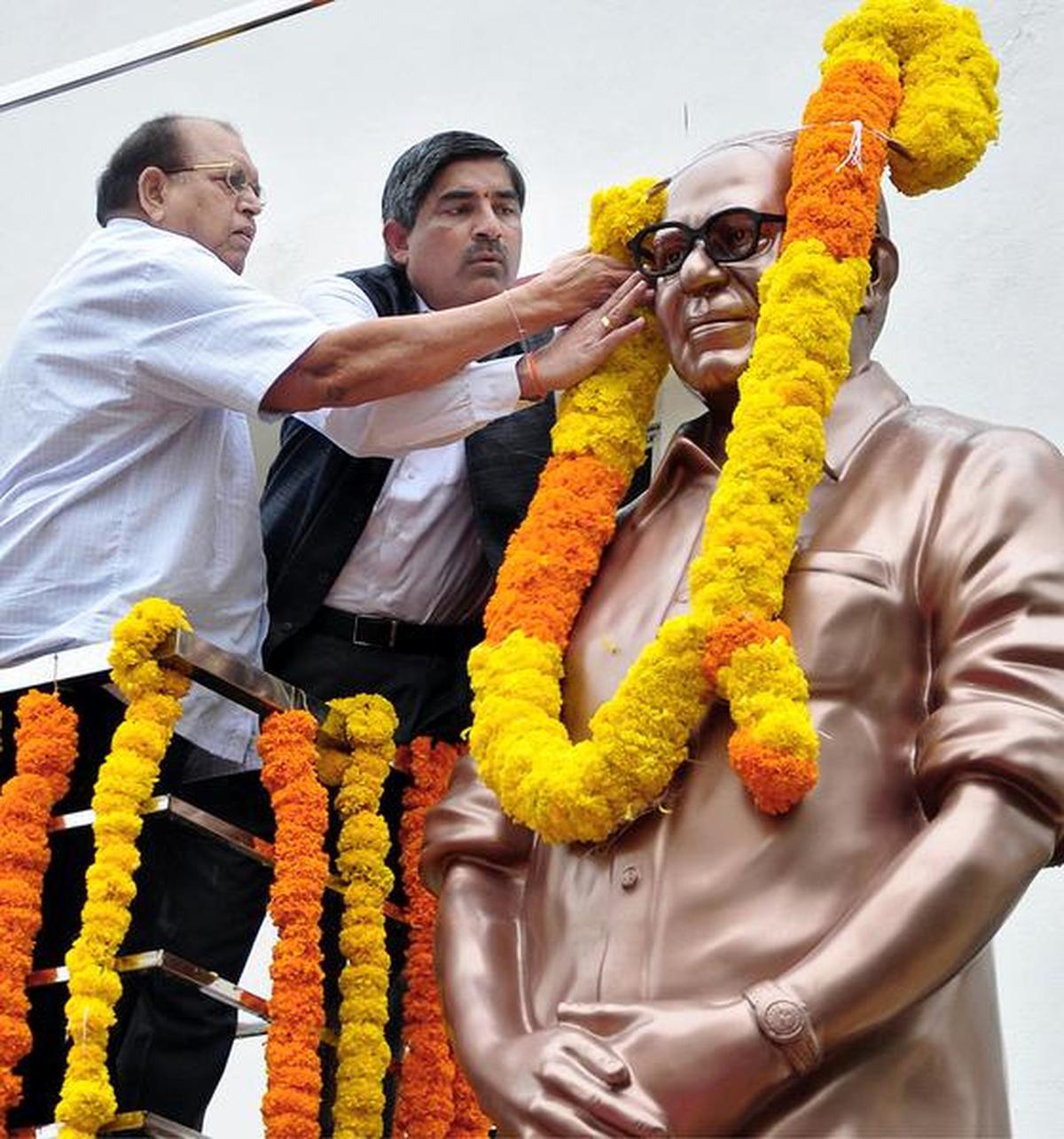 Statue of former IAS officer Sankaran unveiled - The Hindu