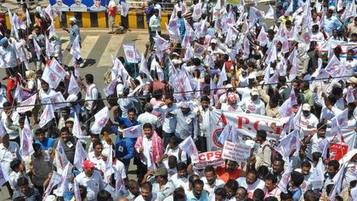CPS employees protest for regular pension scheme - The Hindu