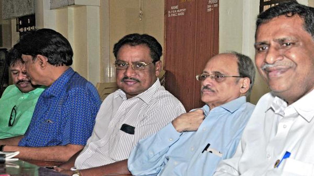 Office-bearers of IMA city unit take oath - The Hindu