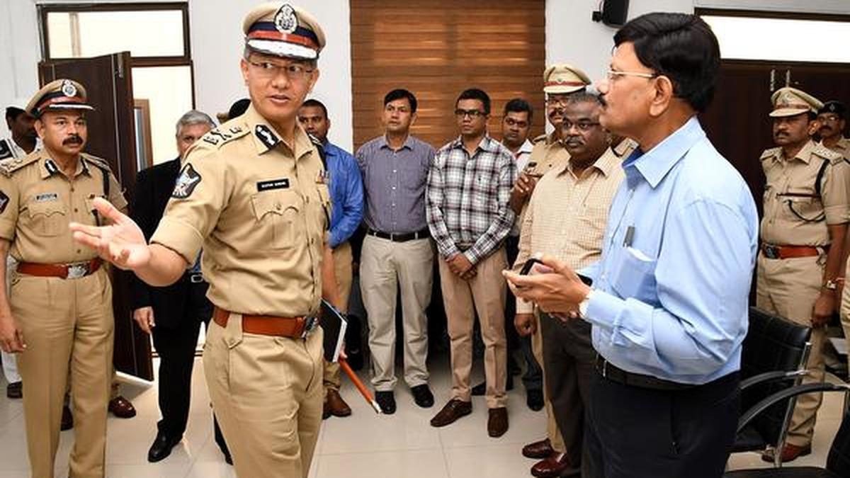 Police, stakeholders exchangenotes on traffic management - The Hindu