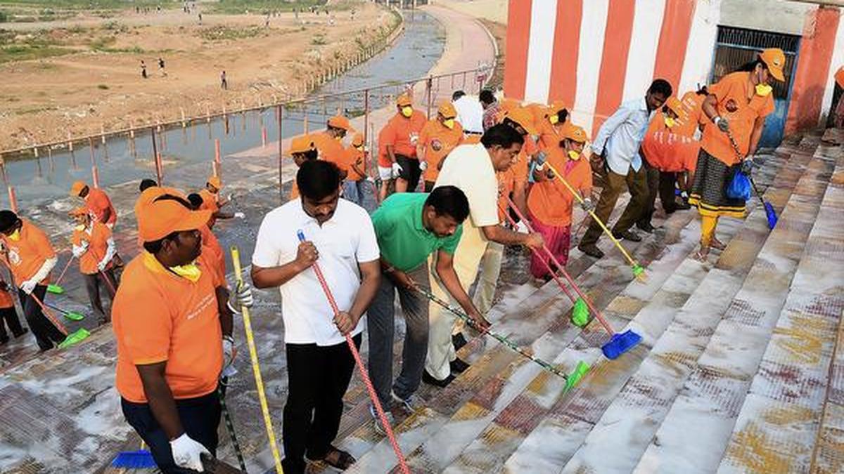 Mayor, Commissioner lead clean-up drive - The Hindu