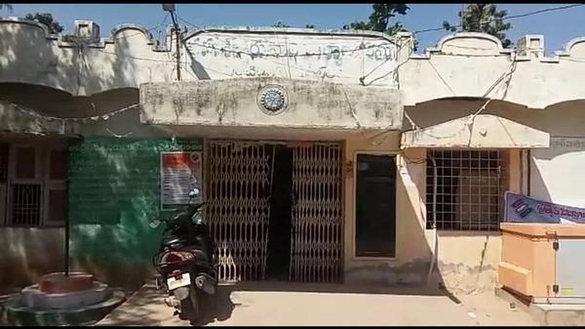 Tahsildar’s office auctioned for failure to pay compensation - The Hindu