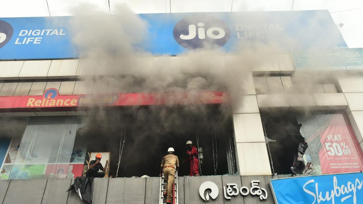 Fire accident at Reliance Trends showroom in Vijayawada - The Hindu