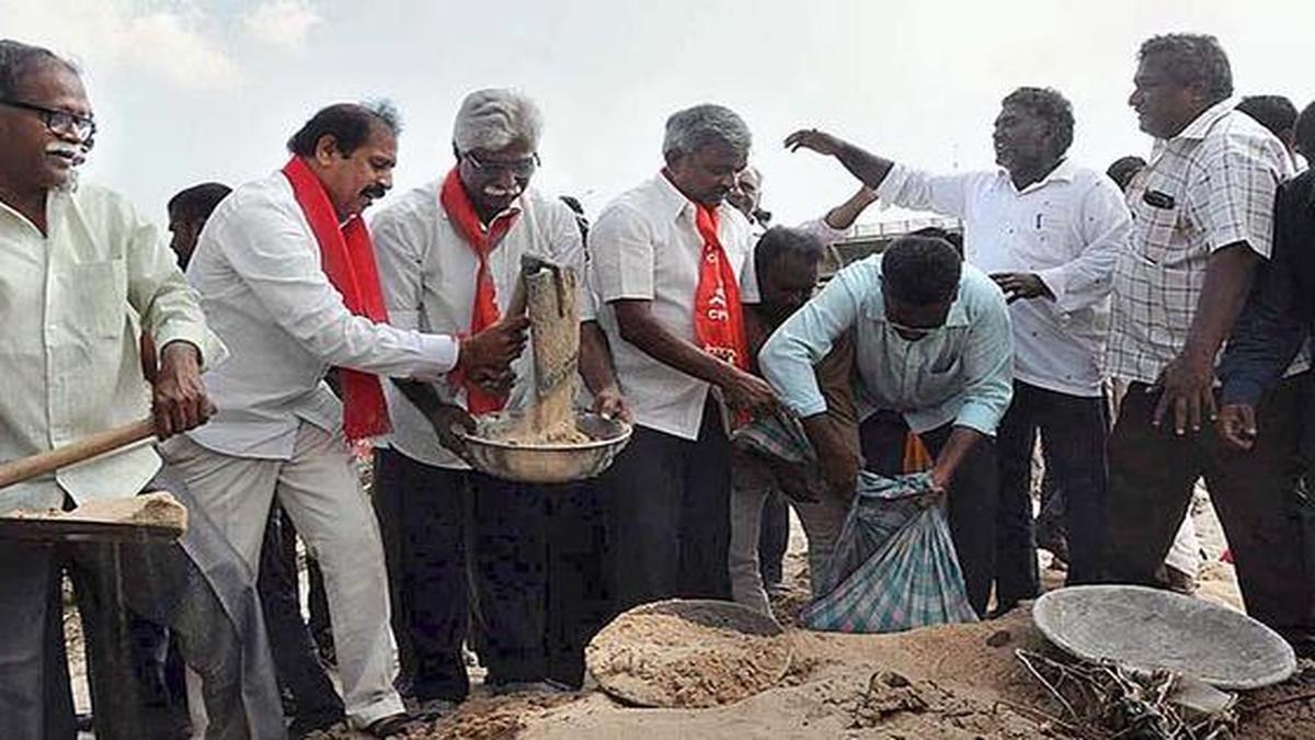 Left parties stage ‘sand march’ - The Hindu