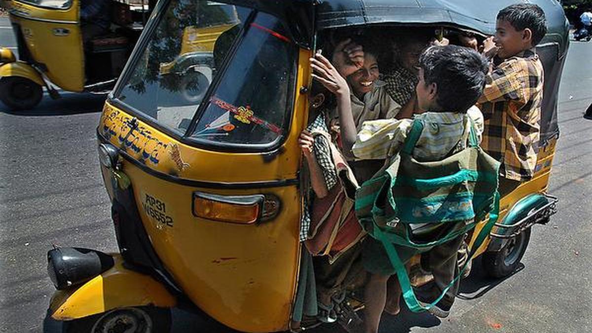 Six school students hurt as auto-rickshaw overturns - The Hindu