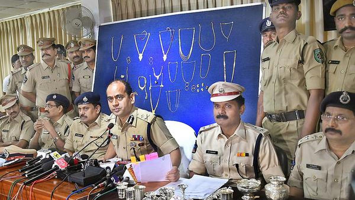 Kingpin among 3 membersof ‘Chaddi-baniyan’ gang held - The Hindu