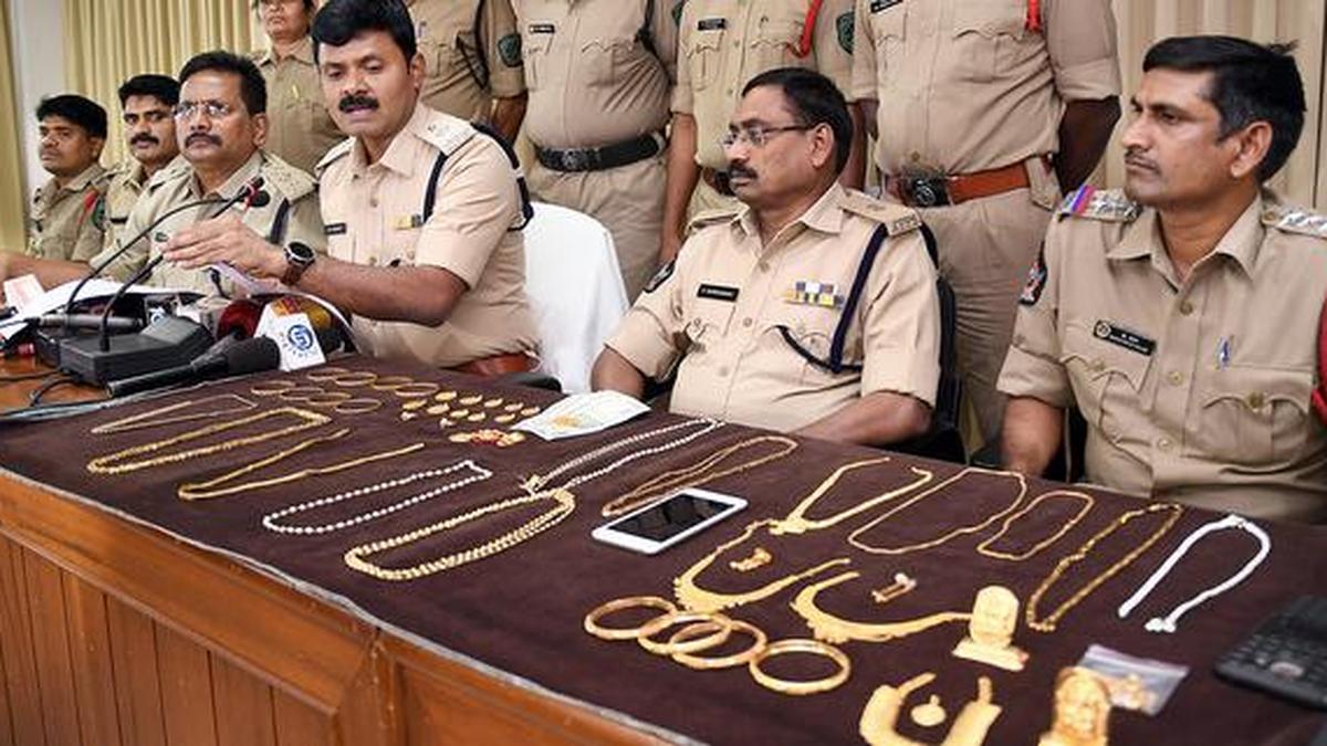 Members of ‘Chaddi-baniyan’ gang arrested, booty recovered - The Hindu