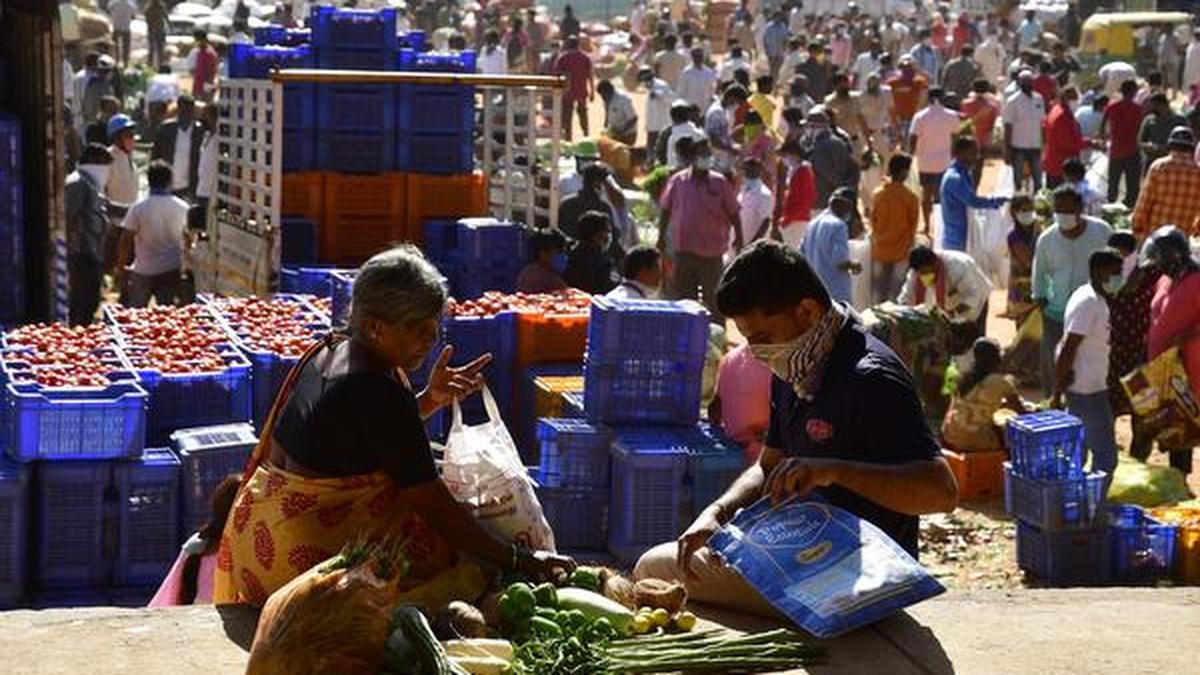 Chaos at National College Grounds as Kalasipalyam market wholesalers ...