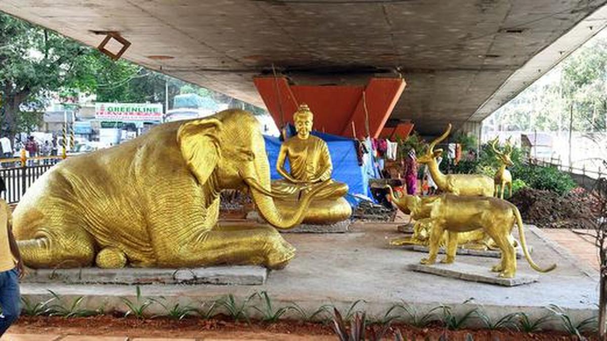 ‘Love and surrender’ at Anand Rao Circle junction - The Hindu
