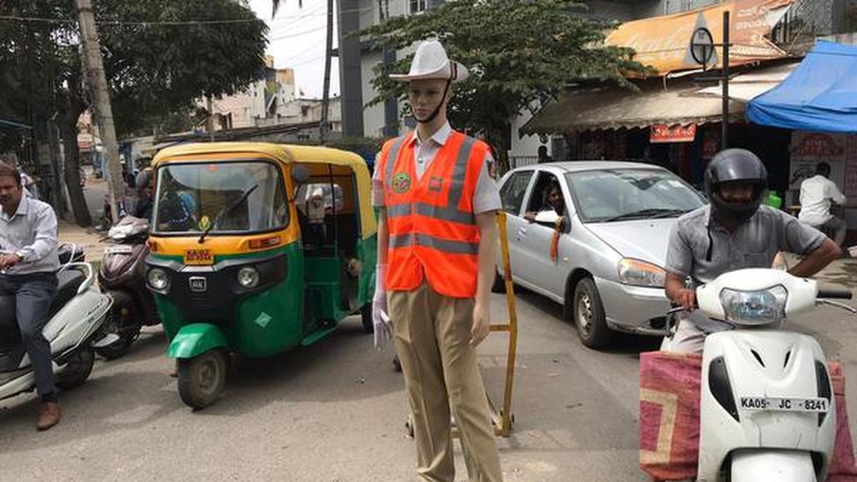 Bengaluru traffic menace: mannequins dressed as police installed at ...