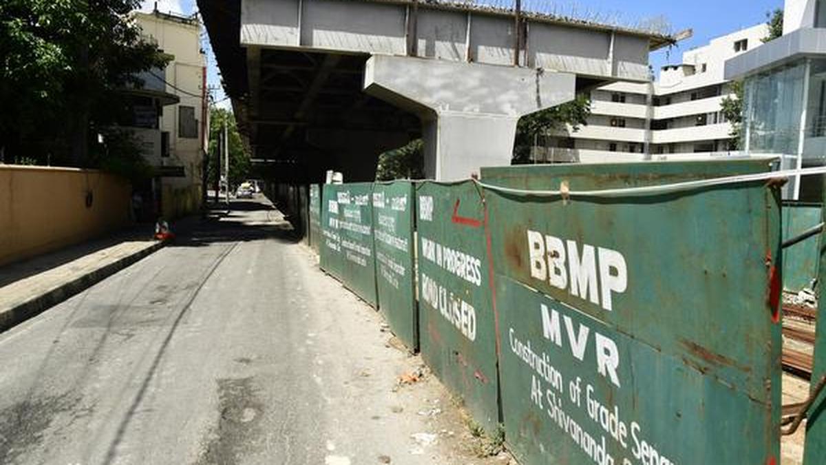 Protest against delay in completing Shivananda Circle flyover - The Hindu