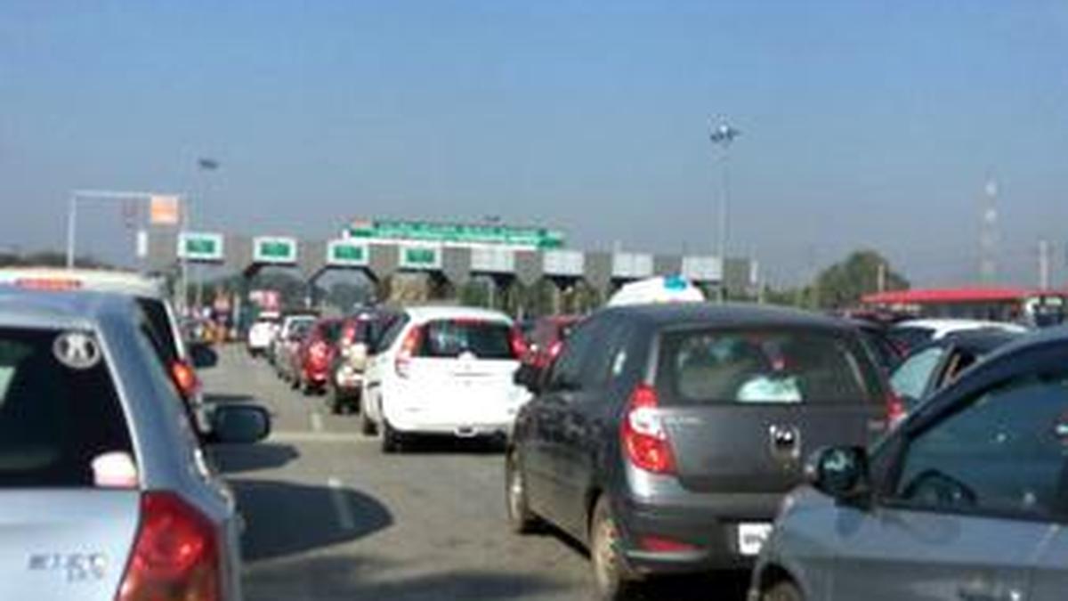 Long queues at all toll booths on weekend - The Hindu
