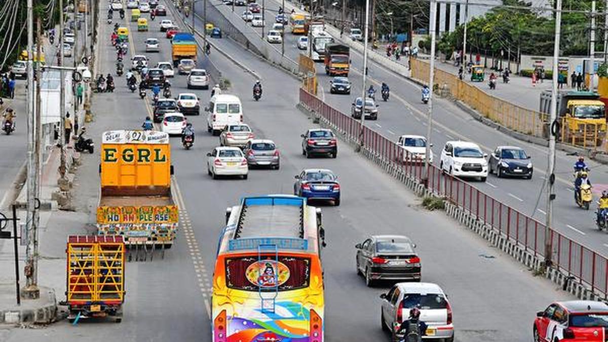 BBMP to install plastic bollards on bus priority lane - The Hindu