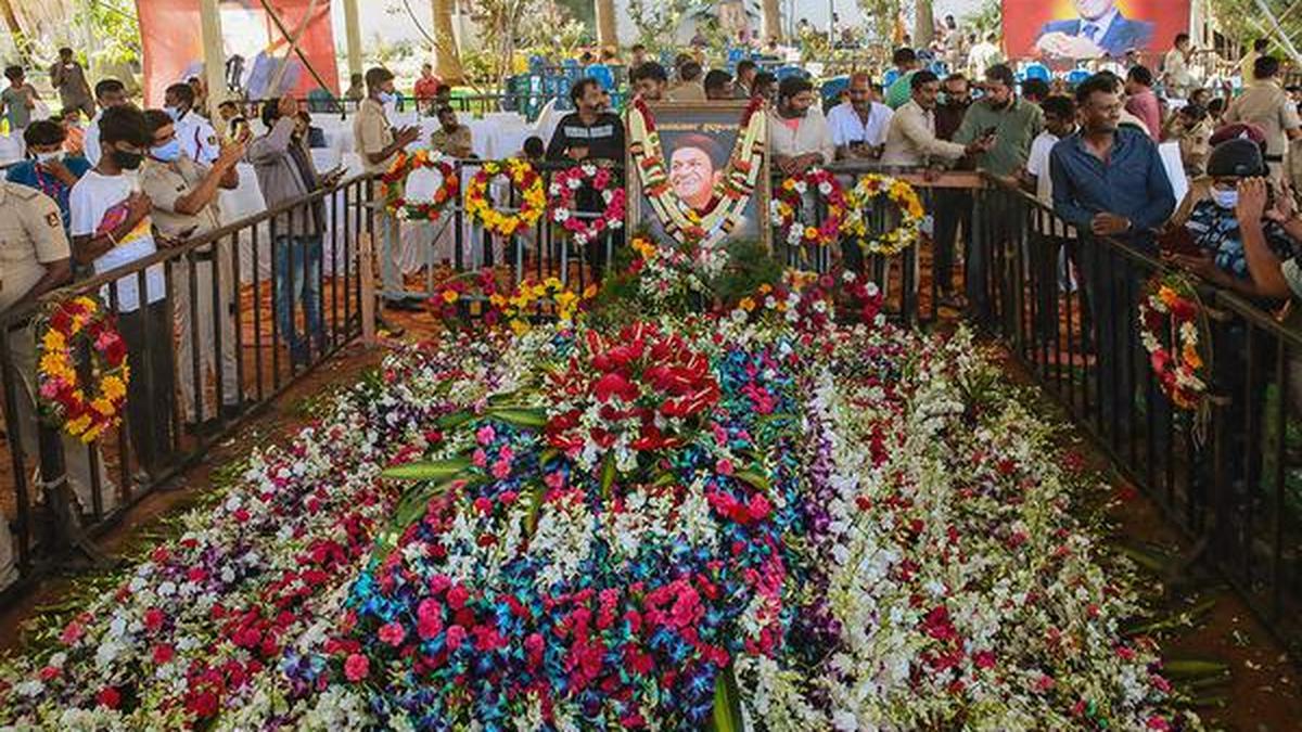 Puneeth Rajkumar’s fans allowed inside Kanteerava Studio - The Hindu