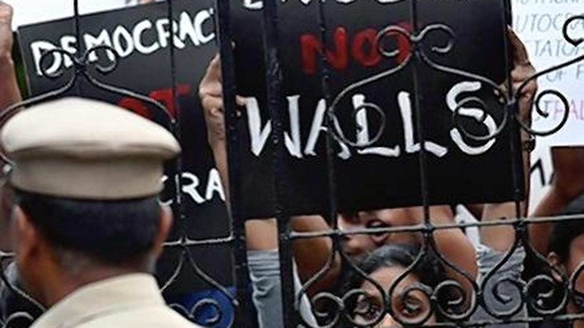 IIT-Madras students continue protest - The Hindu