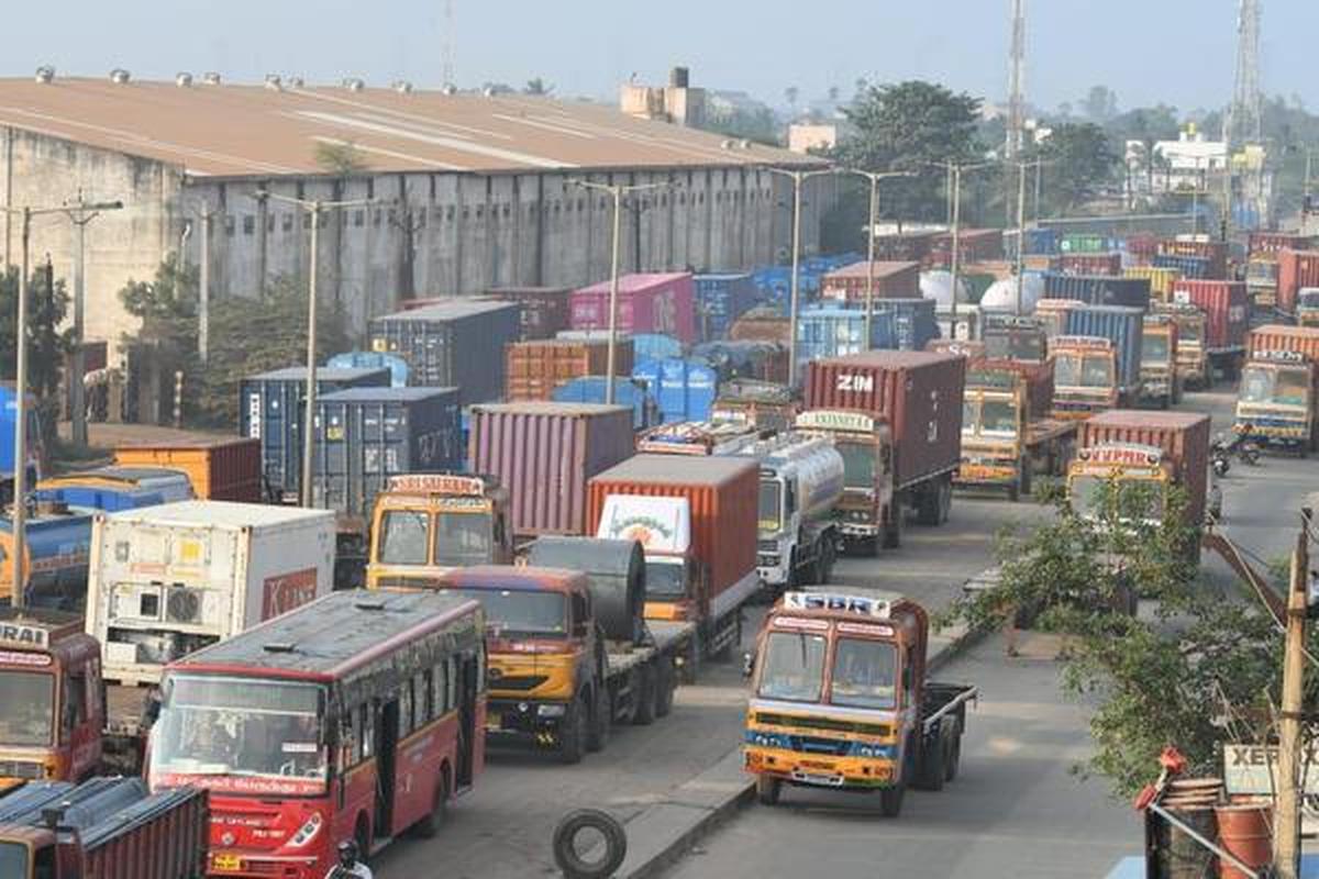 Roads to Chennai Port choked with container traffic - The Hindu