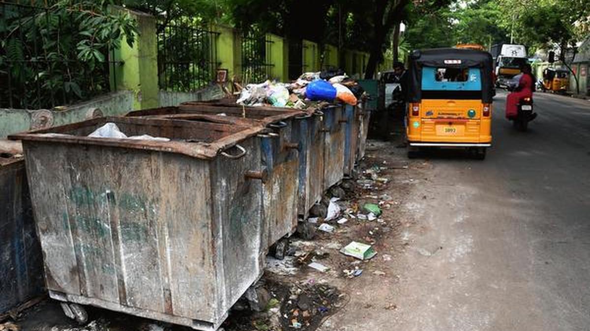 Regulars at Royapuram Arignar Anna Park seek trash bins - The Hindu