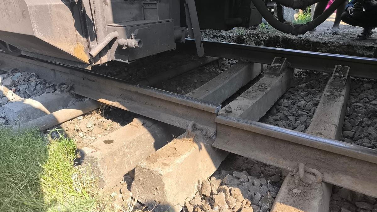 Crack on track near Arakkonam station disrupts train services - The Hindu