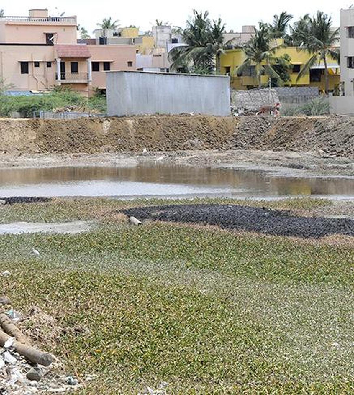 Dumping of garbage in Putheri lake irks residents and activists - The Hindu