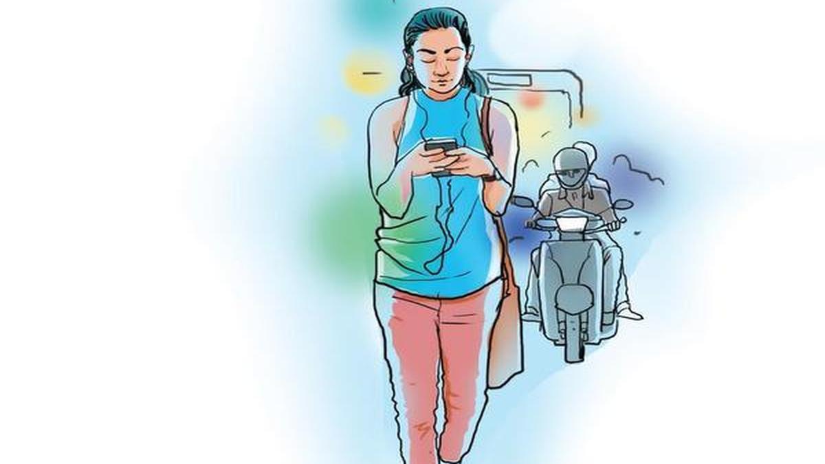 Many juveniles take to snatching mobile phones for easy money - The Hindu