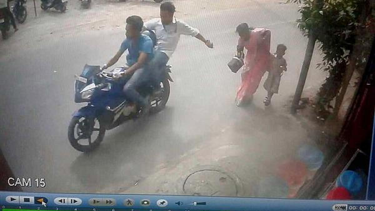 Chain snatching clip goes viral - The Hindu