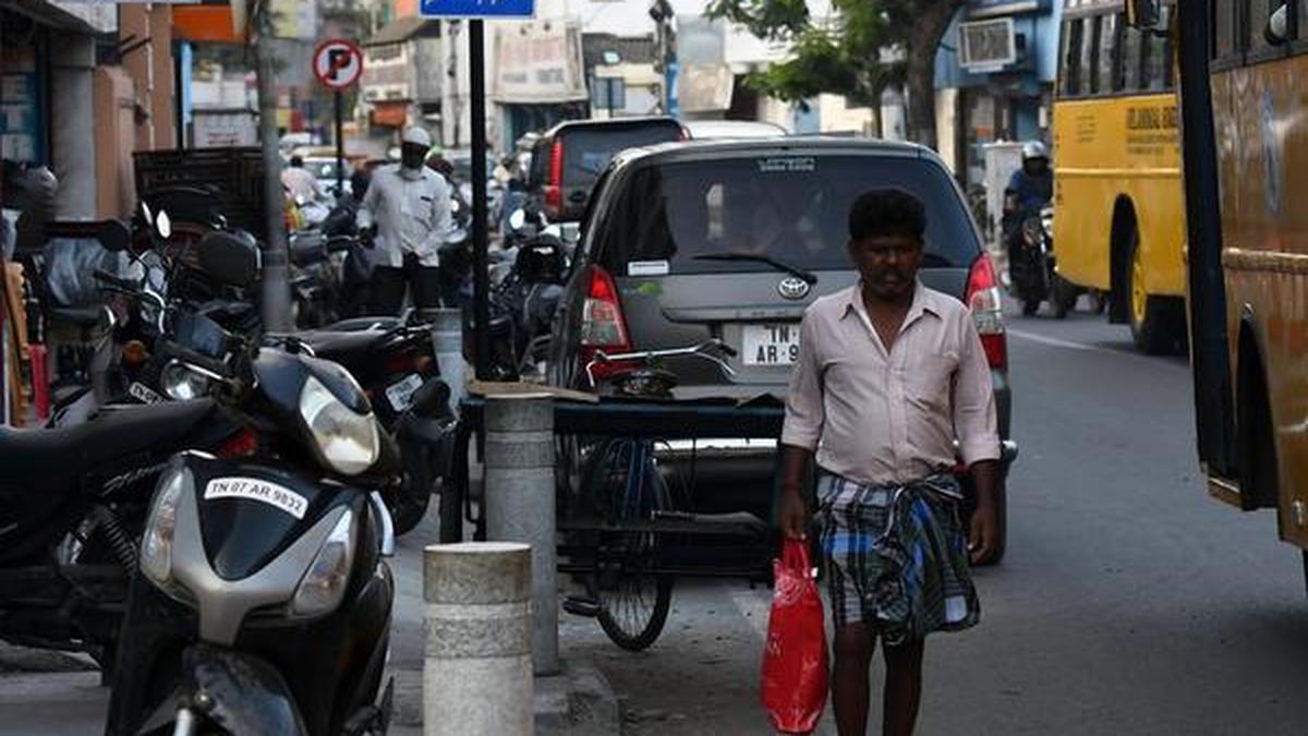 Unauthorised parking throws traffic out of gear at Royapettah junction ...