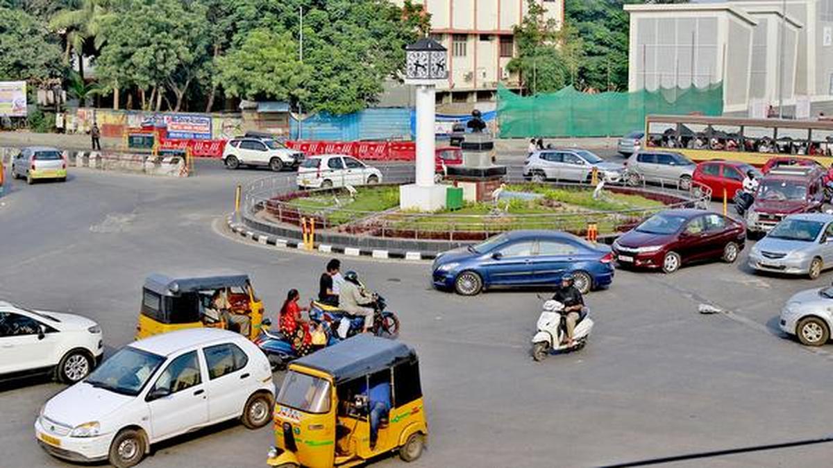 Anna Nagar roads now go one-way again - The Hindu