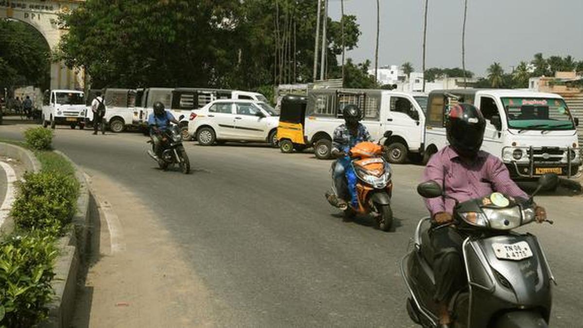 Traffic chaos near DPI campus in Nungambakkam - The Hindu
