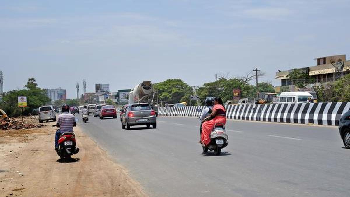 Poor illumination on section of Pallavaram-Thoraipakkam 200ft Radial ...