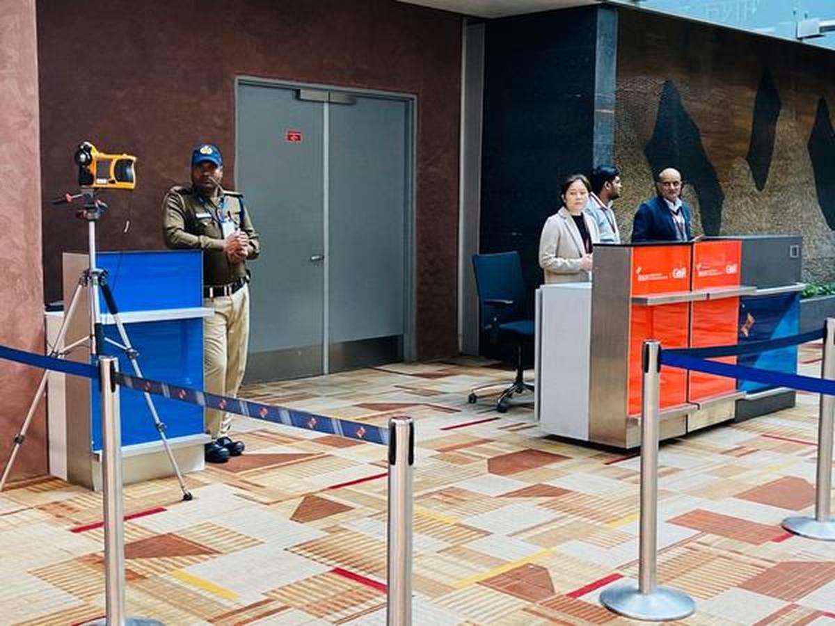 Coronavirus: self-declaration forms in aircrafts, separate immigration ...