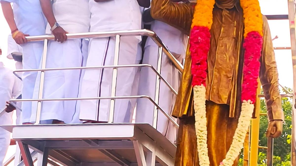 Kalaignar statue unveiled - The Hindu