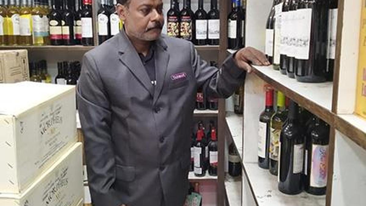 Staff at Tasmac Elite outlets get blazers - The Hindu