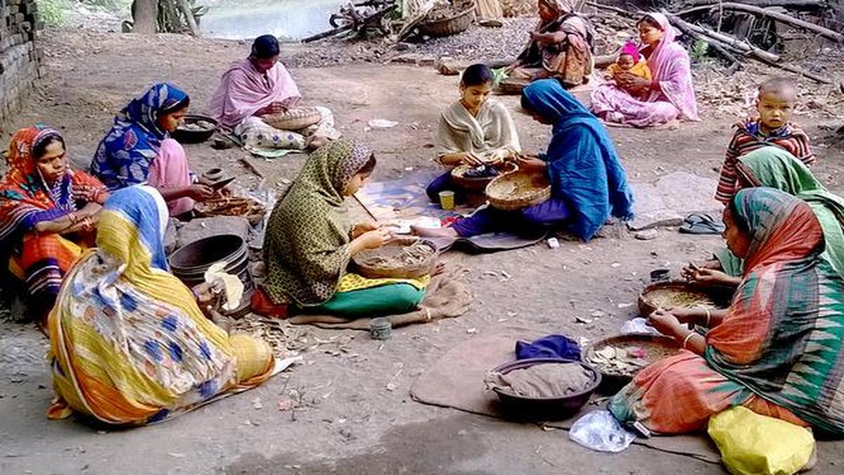 The lights go out of the lives of Bengal bidi workers - The Hindu