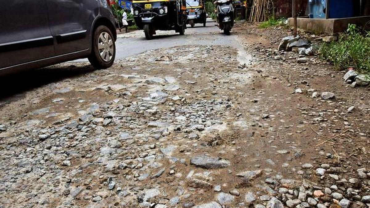 Balussery State highway a nightmare for motorists - The Hindu